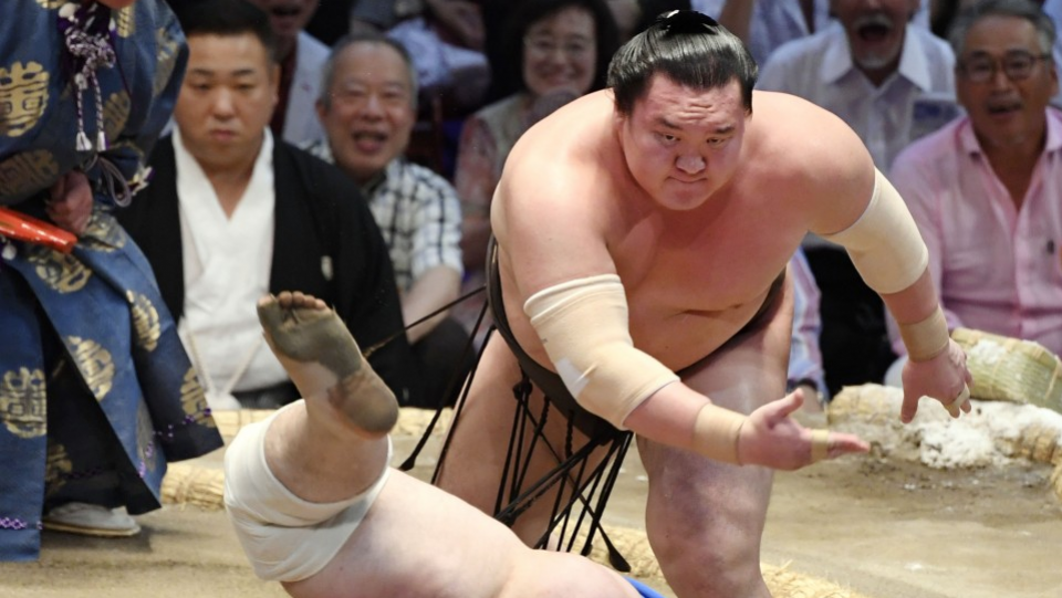 Sumo: Hakuho, Kakuryu move into 2-way tie for lead on Day 6