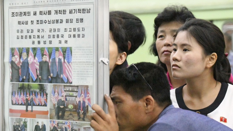 With summit over, Pyongyang residents swarm around newspapers