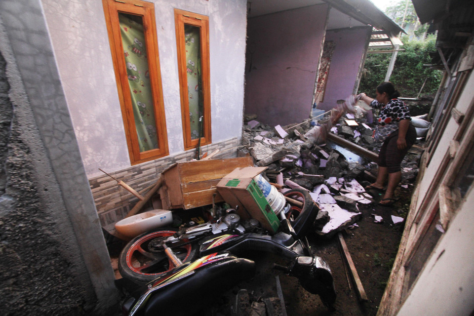 M5.6 quake hits Indonesia's West Java, death toll rises to 62