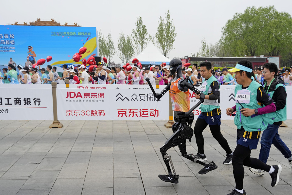 Beijing hosts "world's 1st" humanoid robot half marathon