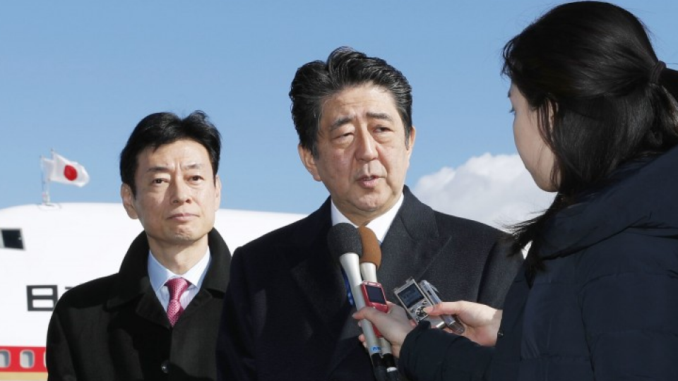 Abe leaves for Netherlands, Britain to talk about EU issues