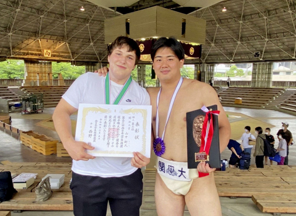 Sumo: Ukrainian wrestler Aonishiki fights for his "Japanese family"