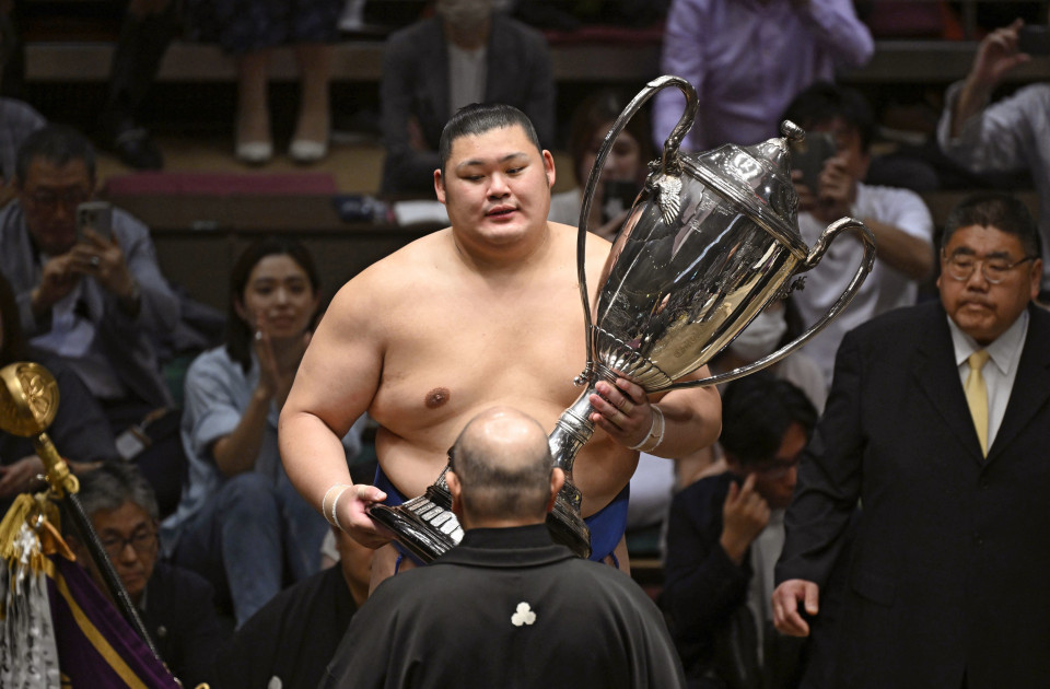 Sumo: 23-year-old rising star Onosato wins 1st championship