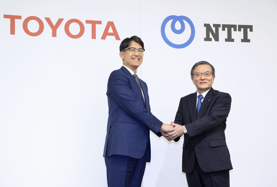 Toyota, NTT to team up on AI-aided driving to curb accidents