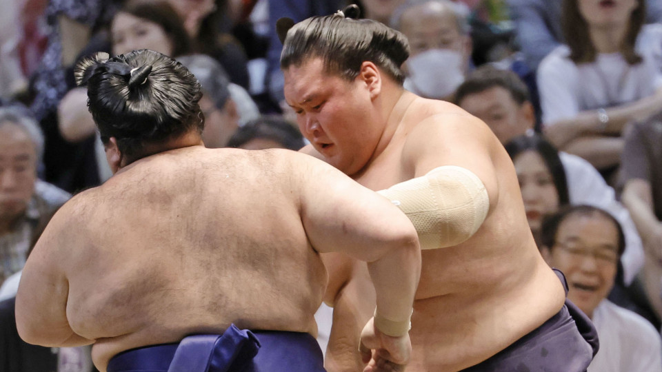 Sumo: Terunofuji wins 5 straight, 5 maegashira close behind at Nagoya