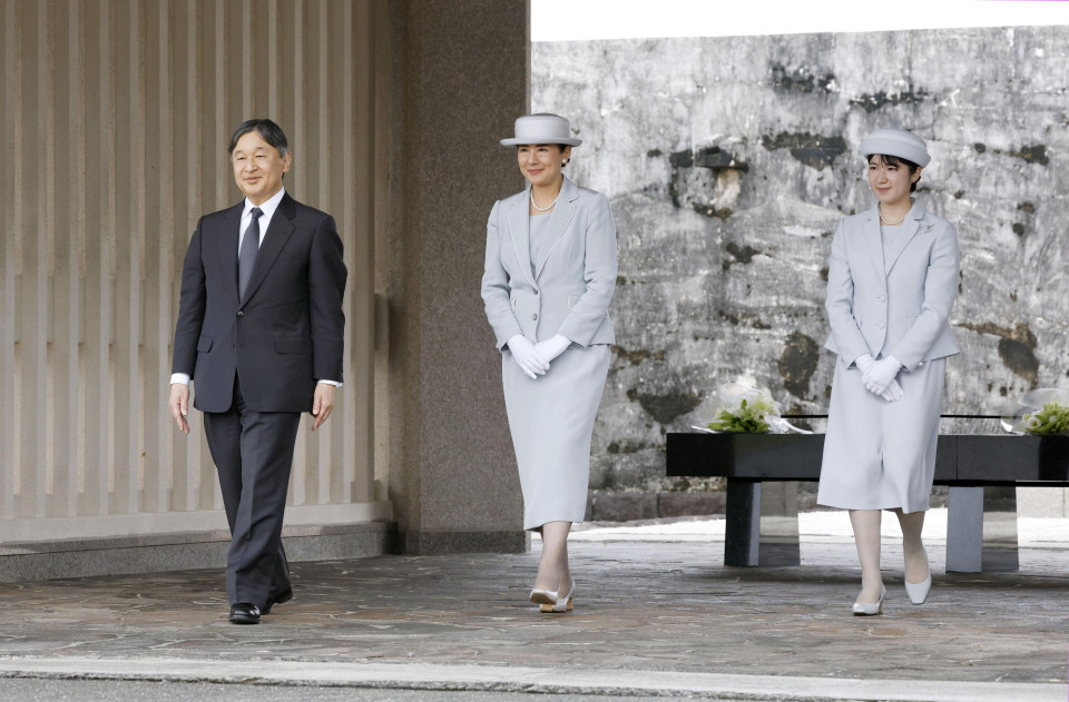 Japan imperial couple, Princess Aiko honor war dead in Okinawa