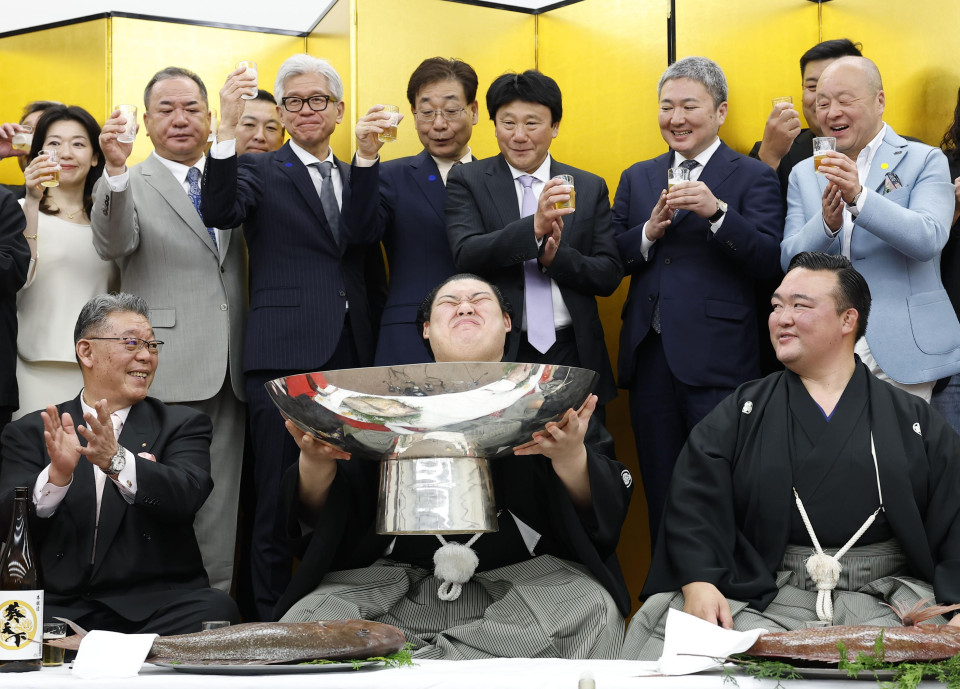 Sumo: Onosato clinches title with playoff win against Takayasu