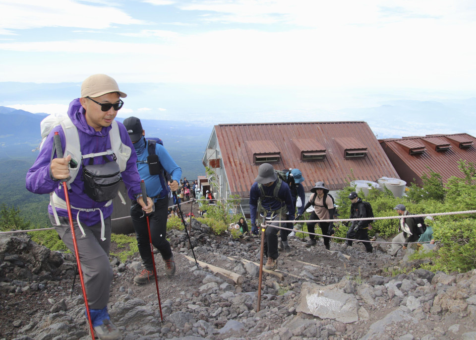 Mt. Fuji climbing season begins in full as Shizuoka trails opened Mt. Fuji climbing season begins in full as Shizuoka trails opened
