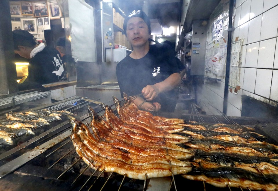 Japanese treat themselves to grilled eels on annual eel-eating day